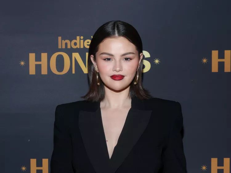 Makeup theo phong cách Selena Gomez: Sự tái sinh của thập niên 90